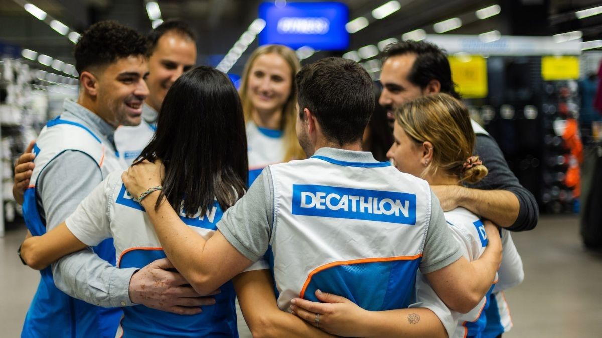 Sueldo de 1.480 euros y plus de nocturnidad: Decathlon busca personal ...