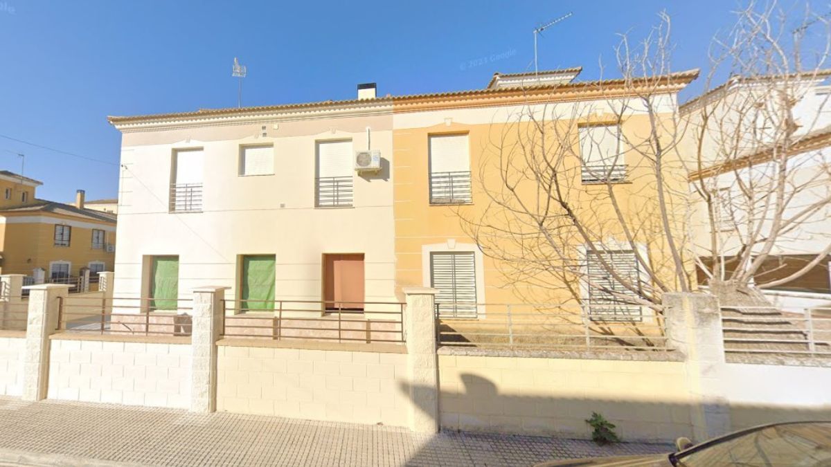 BBVA ofrece un chalet adosado en buen estado con 3 habitaciones y patio ...