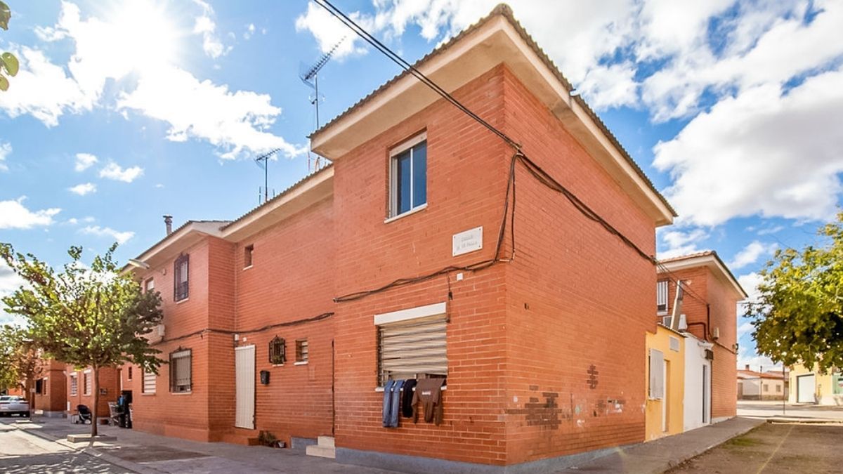 BBVA ofrece un chalet adosado con 3 habitaciones y cocina amueblada por ...