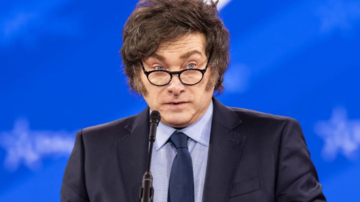 Milei “suspende” la venta de Telefónica a Clarín por 1.200 millones por ...