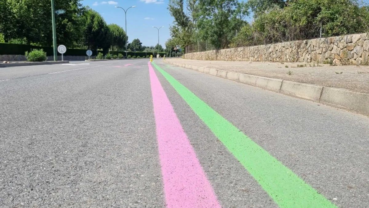 La DGT estrena la línea rosa en la carretera: su función y qué cambia ...