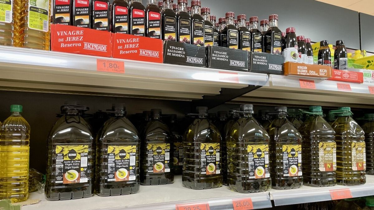 Mercadona sorprende y rebaja el precio del aceite de oliva Hacendado ...
