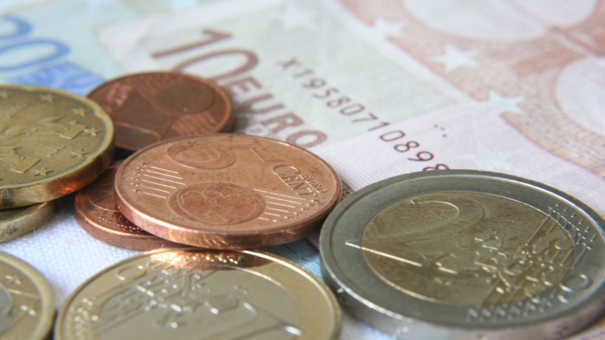 Un hombre ingresa 10 euros en su cuenta de ahorros y no los toca en 20 ...