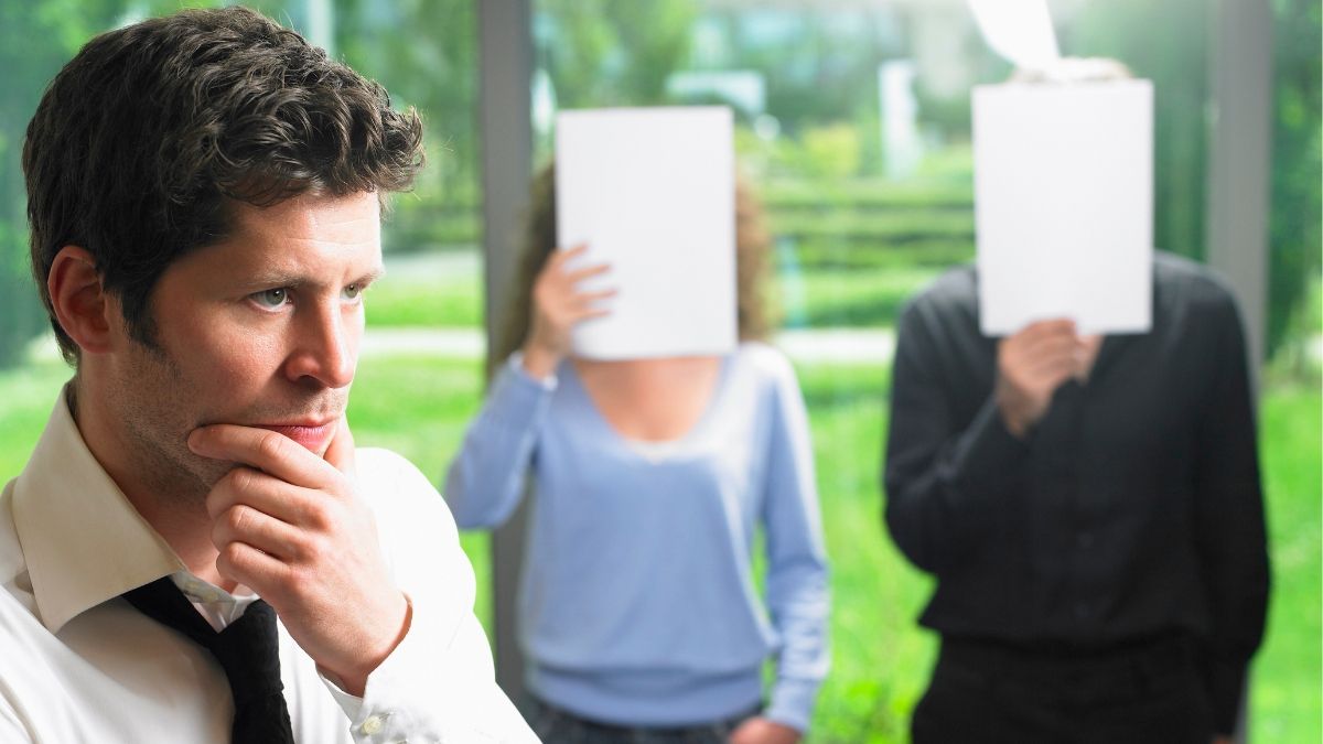 Qué significa hacer ghosting laboral según la psicología