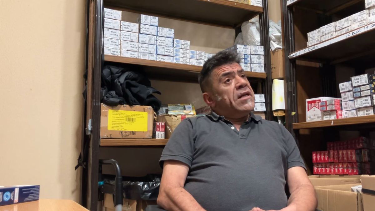Javier Morales, dueño de un estanco: “Vendemos unos 1.000 vapers al mes; los sabores son igual ...